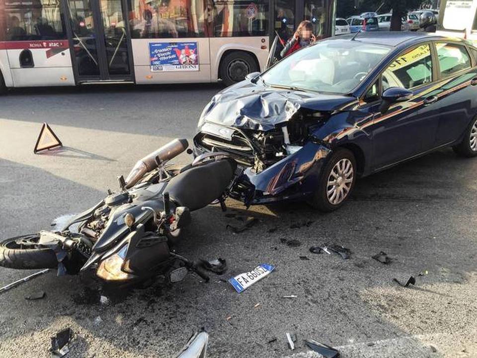 Incidente su via Trionfale, scontro tra moto e auto (Foto di Paolo ... Incidente su via Trionfale, scontro tra moto e auto (Foto di Paolo ...